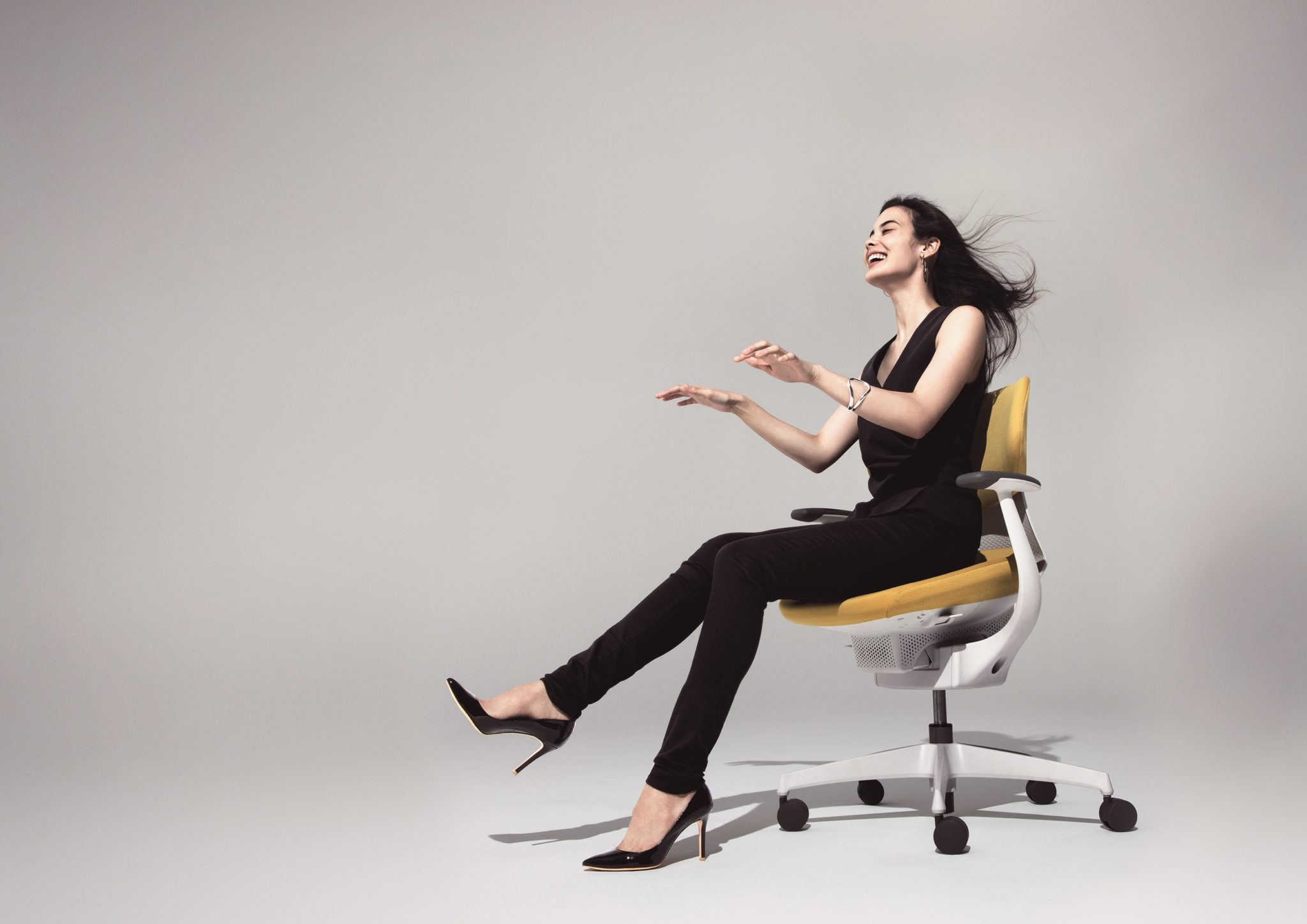 KOKUYO ING 360° Gliding Chair Brings A Whole New Take To Office Chairs